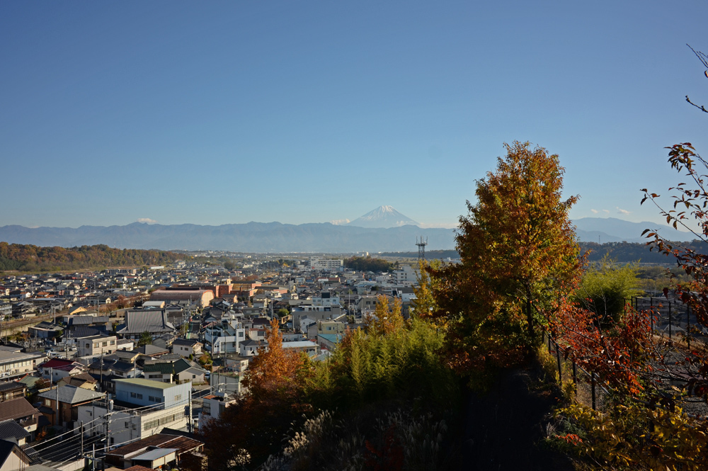 七里岩ラインの新府城跡と巨大観音像: オートバイと八ヶ岳