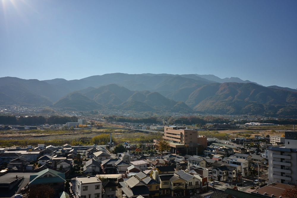 七里岩ラインの新府城跡と巨大観音像: オートバイと八ヶ岳